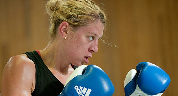 8 Sidor - Svensk boxare tar medalj